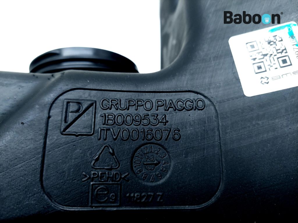 Piaggio | Vespa GTS 300 HPE 2024 (MD3103) Fuel / Gas Tank (1B009534 ...